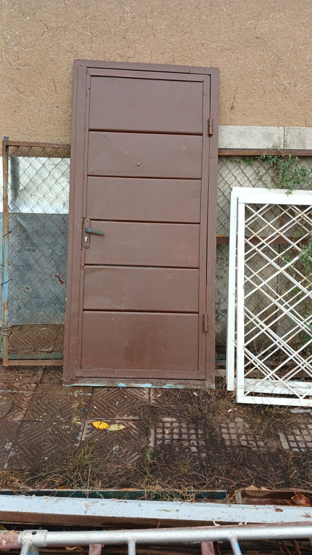 Bu eshik baquvvat temirdan
