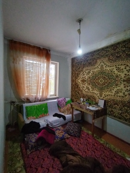ПРОДАЕТСЯ Чирчик ш. Центральный бозор кирпичный дом 3-этаж 3х