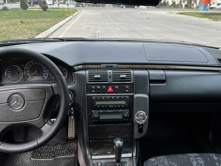 Mercedes bens w210 E240 sotiladi