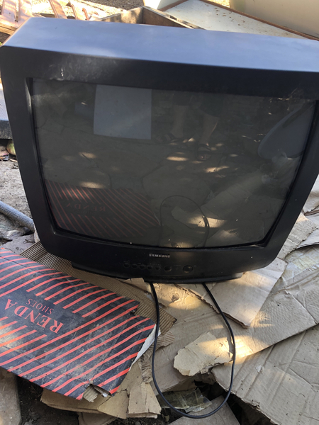 Televizor sotiladi 100000 som