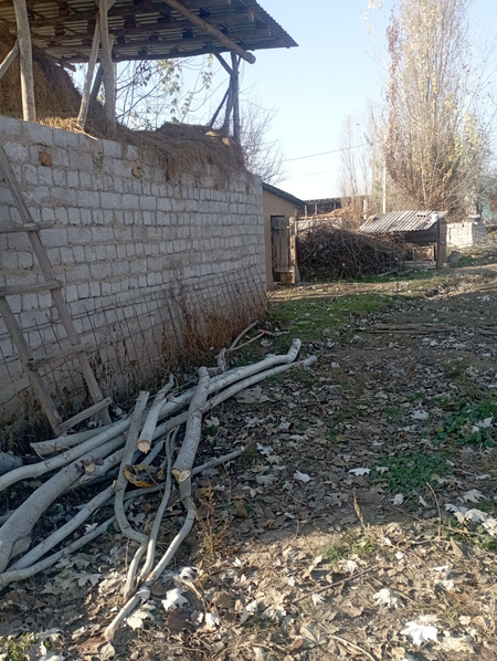 Ажойиб ховли сотилади ери катта