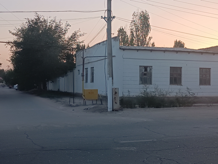 Продается угловой дом в центре города по адресу ул. Ерназар Алакоз.