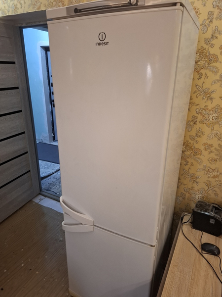 Продаётся холодильник INDESIT