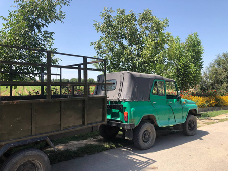 Uaz pritsepi bilan