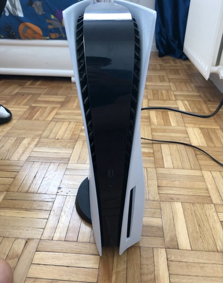 Срочно продам PS5 хорошом состояние 2 джойстика арегинал