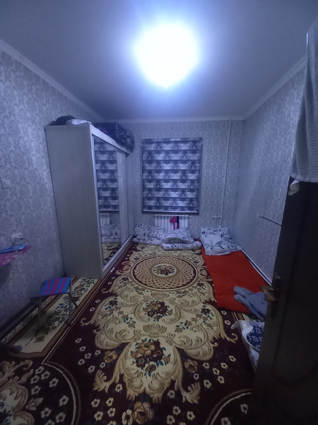 продаётся 2х ком кв в чирчике с мебелю 1 этаж пабеда около 26 школы