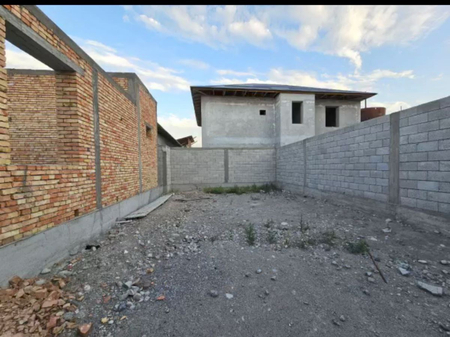 4,5 sotixli hovli uy sotiladi