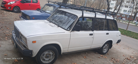 Vaz 2104 sotiladi.
