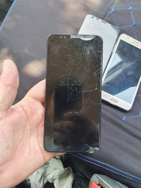 Tel sotiladi zapchasga ekrani singan redmi 5 2ta samsung j5 1ta
