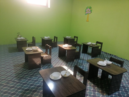 4 Dona 4 etajlik kravat va 20 Dona stol stul va bolalar shkafi