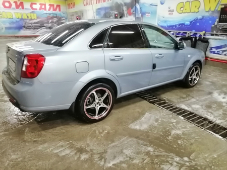 Lasetti 1.8 sotiladi