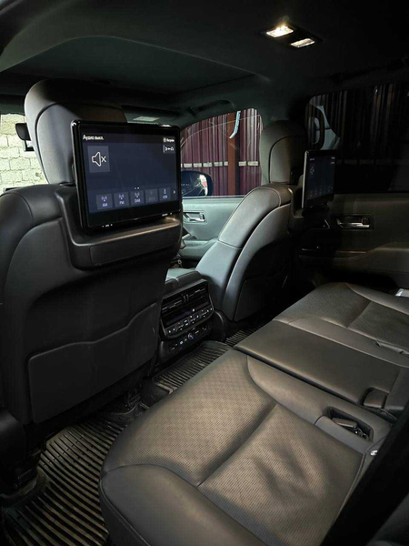 В отличном состоянии TOYOTA LAND CRUISER 300ZI 2022 г.в.