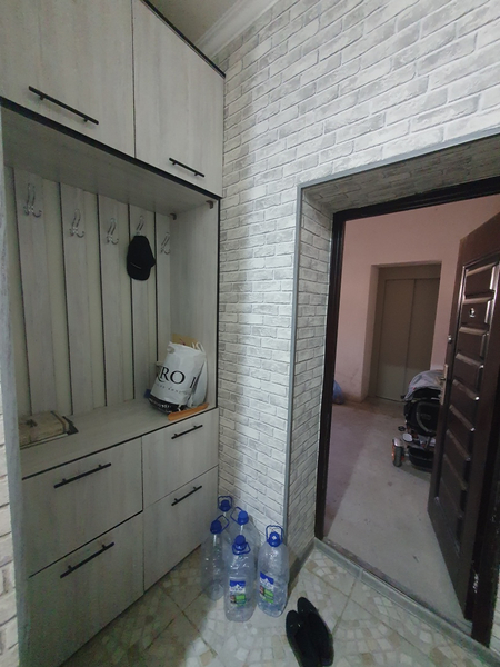 1 xonalik kvartira sotiladi 2 xonalik qilingan