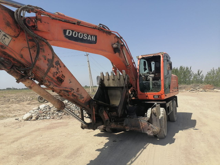 Doosan 210 srochna sotiladi