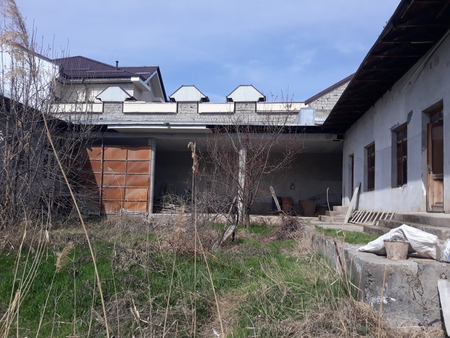 6 sutiqli qurib bitqazilmagan hovli sotiladi