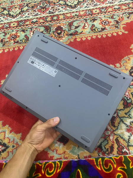 Noutbook Lenovo sotiladi. Holati ideal