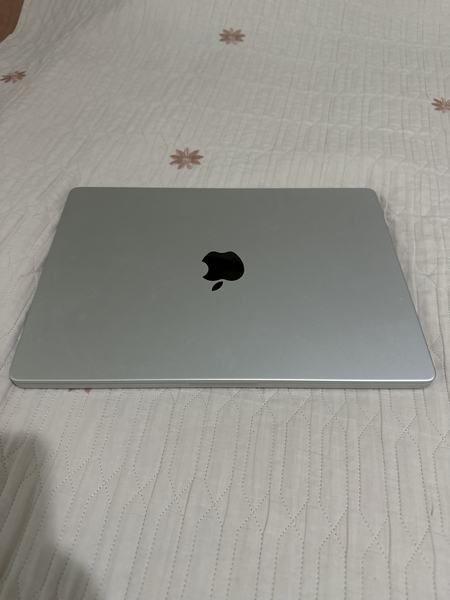 Macbook 14 pro m3 pro 18 озу и 512 SSD