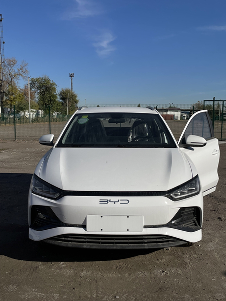 BYD E2 luxury oq rangi tayyor perecheslenyaga naqd va muddatli tolov.