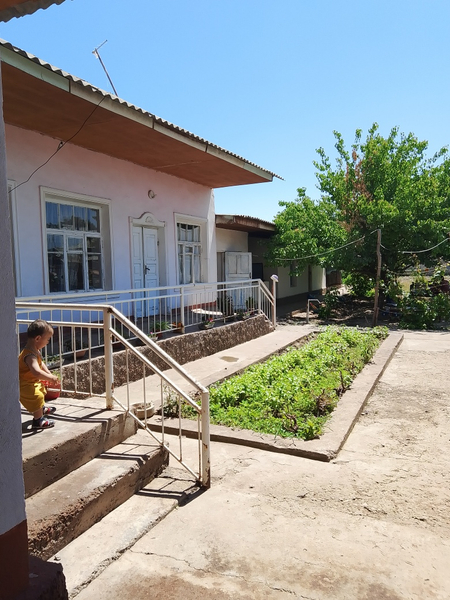 Uy hovli sotiladi