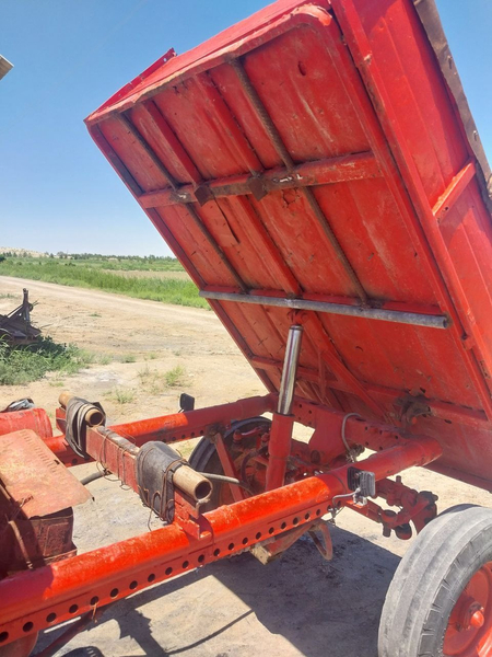 Traktor sotiladi, Motori soz holatda, ishlab turibdi.