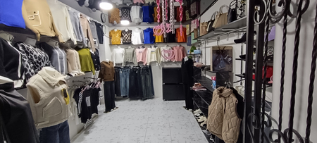 Dokon mebili polkalari temirlari manikenlari bilan birgalikda sotiladi