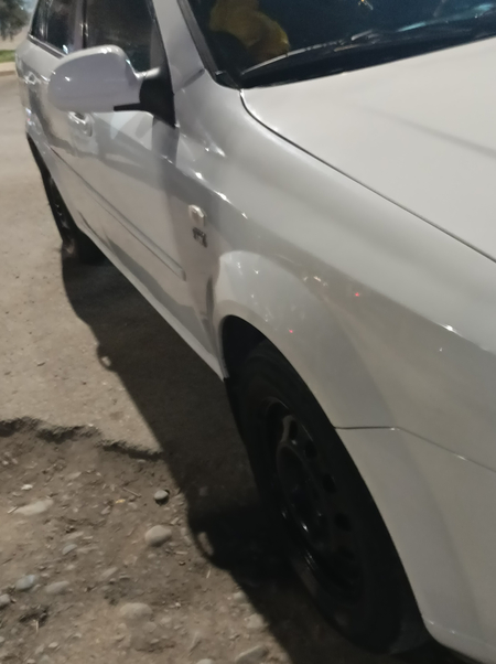 Lacetti 1.8 sotiladi.