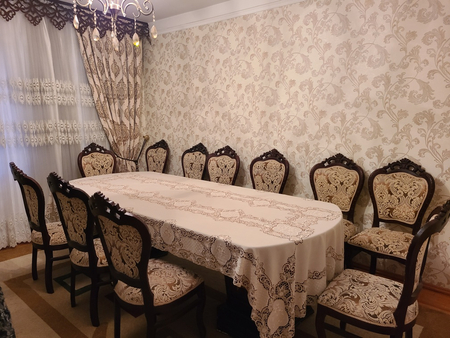 Мебель для гостевой комнаты,зал. Стол, 12 стульев