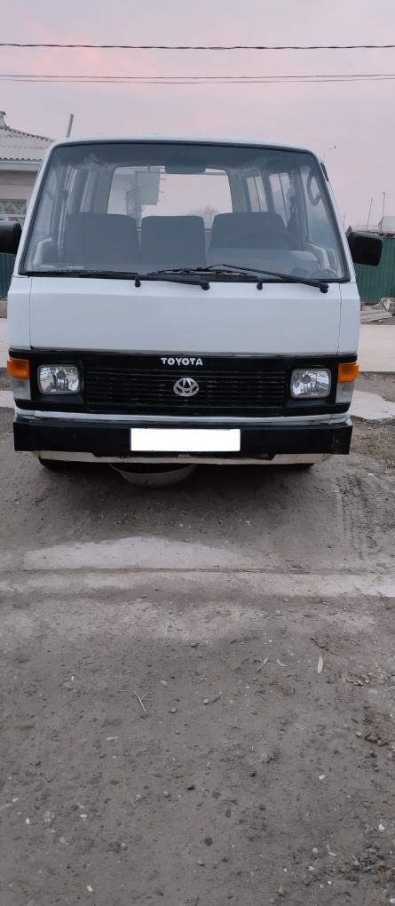 Toyot HiAce avtomobili