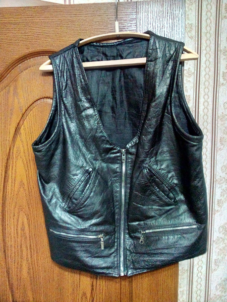 Продам четыре безрукавки.