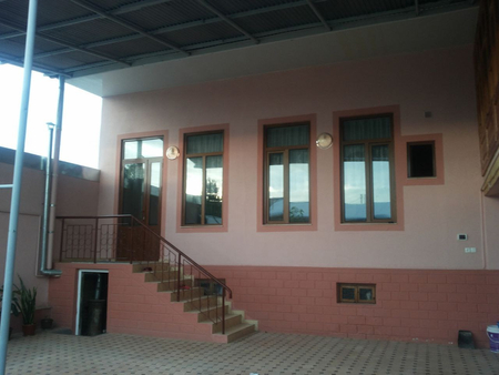Toshkent shahrida 10xonali 6sotixli yashash uchun tayyor kotta hovli