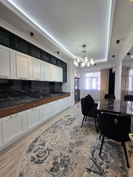 Продается 4 ком. Квартира на 3 этаже площадью 140 кв.м.