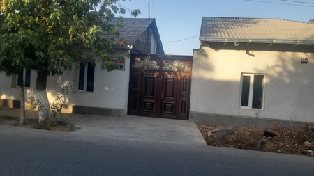 Uy shaharda joylashgan maktab  apteka supermarket  park yaqin
