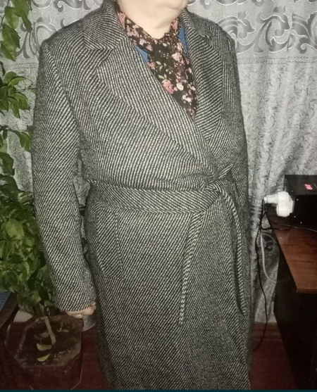 Продаю пальто брендовое с поясом.