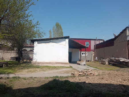 Uchaska sotiladi 6.5 sotix qoshimcha 1.5 sotix zavxati bor yana