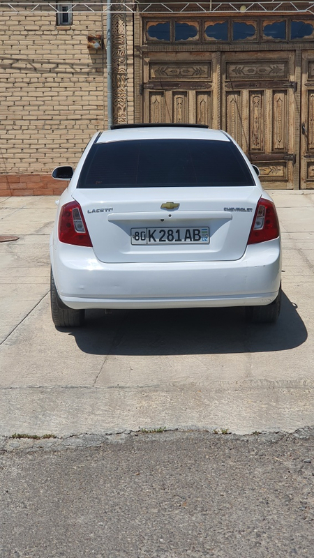 Lacetti 1.8 sotiladi