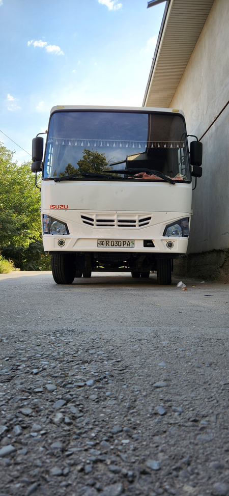 Isuzu sotiladi polni gurzavoy qilingan yili 2012 gaz balon 5 ta 100