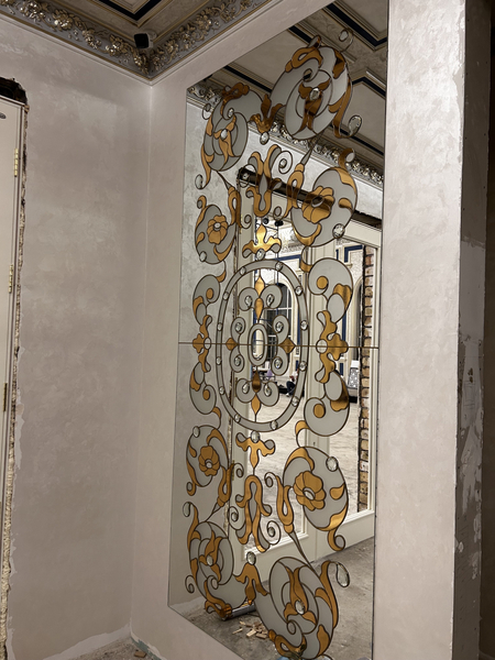 Eshiklarni oynasiga gulli va toshli vitraj qilamiza