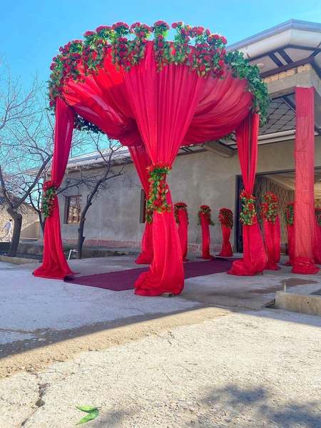 Tuy sahna bezaklari xizmatizda arzon va sifatli urnatish xizmati