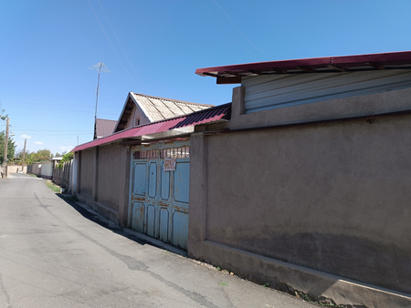 Hovli sotiladi/Продается участок