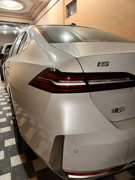 BMW i5 нотариус