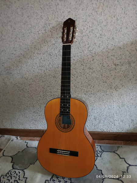 Гитара Yamaha C40 сотилади