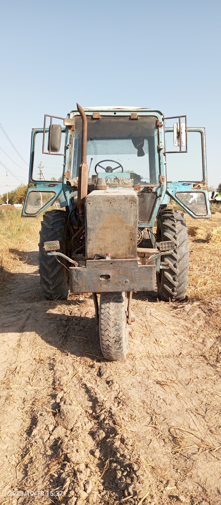 Mtz 80 traktori sotiladi
