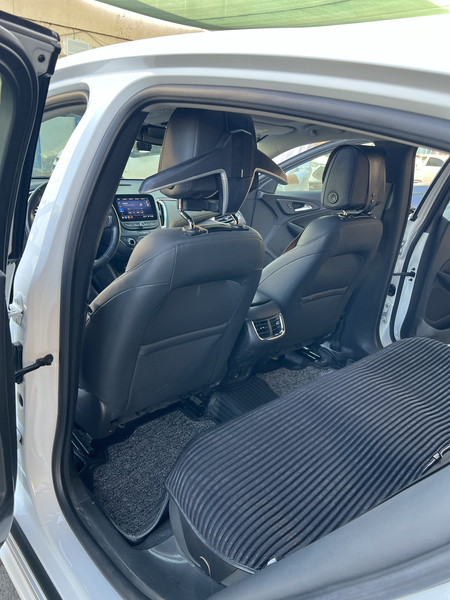 Oq Malibu 2 Premier srochno, 1 qo'l 21900 km