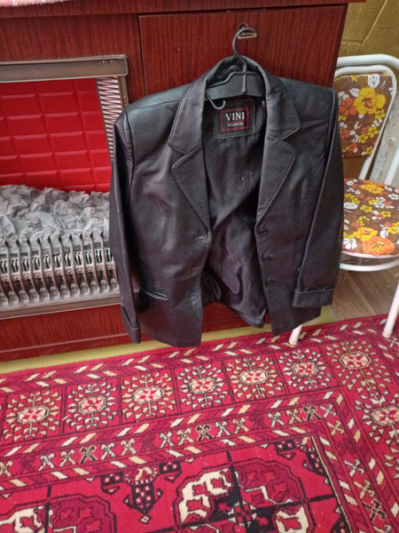 Продам кожаный женский жакет недорого