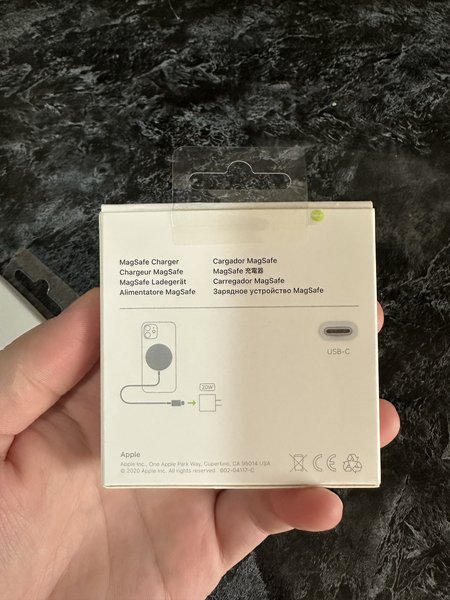 Adapter, magsafe zaryadnik va lightning kabel sotiladi