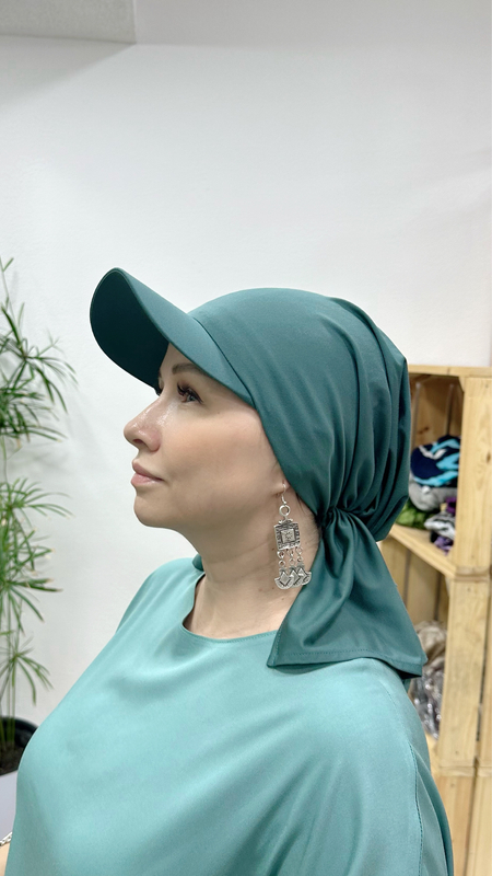 Готовая шапочка с козырьком