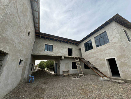 2 qavatli hovli sotiladi.