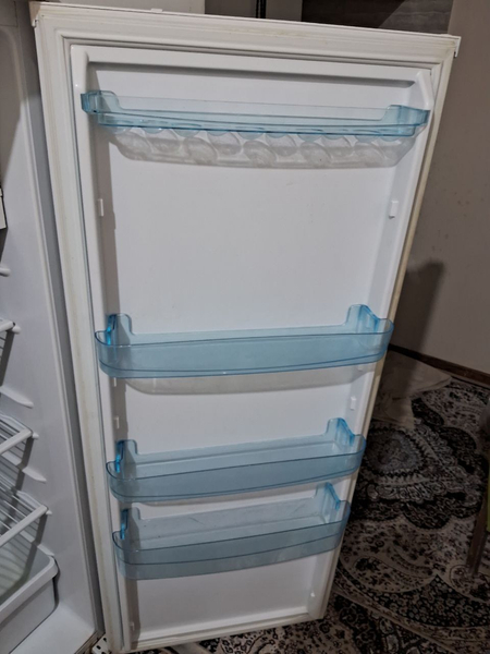 Холодильник продаётся.