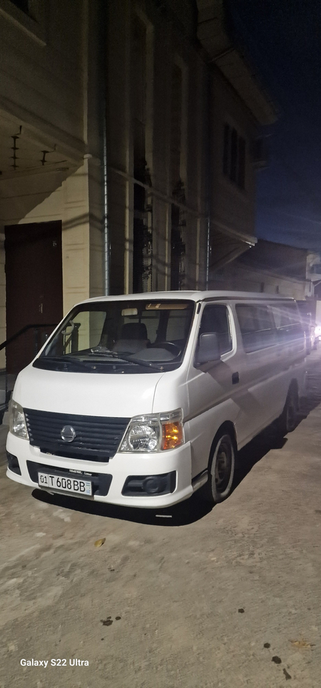 Nissan urban сотилади