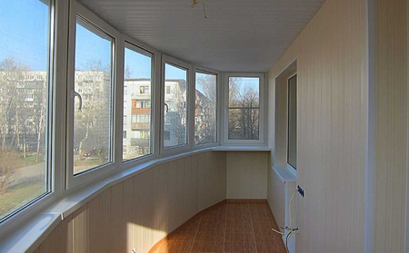 красивый уютный балкон и офис